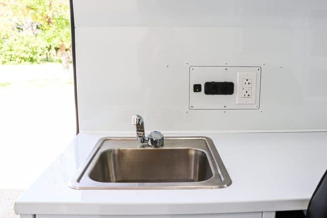 Mobile Clinic Equipment List: What Can Be Installed in a Mobile Clinic ...